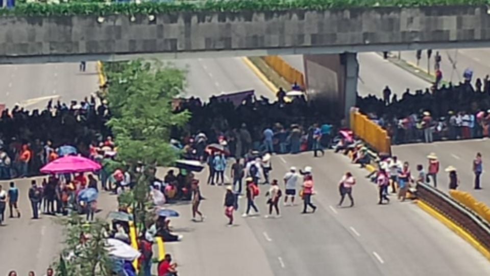 Paro de la CNTE: maestros bloquean Circuito Interior y derriban ...